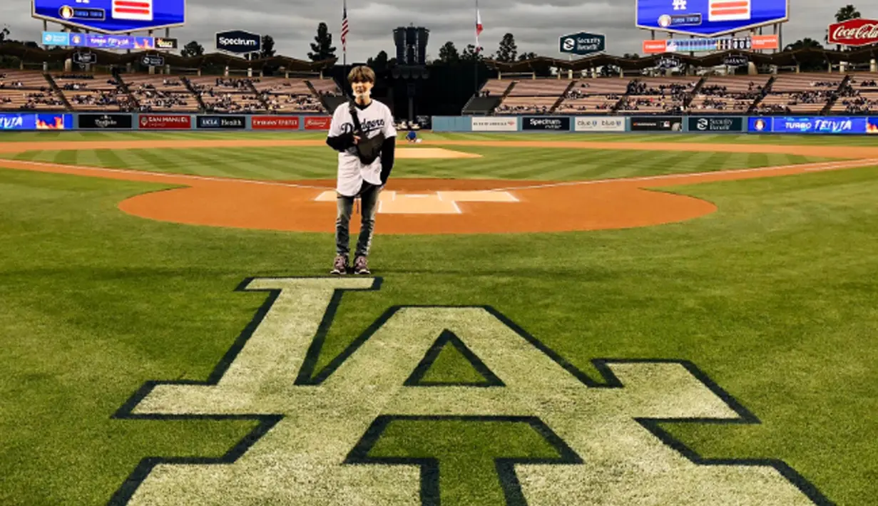 FOTO: Keseruan Suga BTS Menonton Pertandingan Baseball di Los Angeles ...