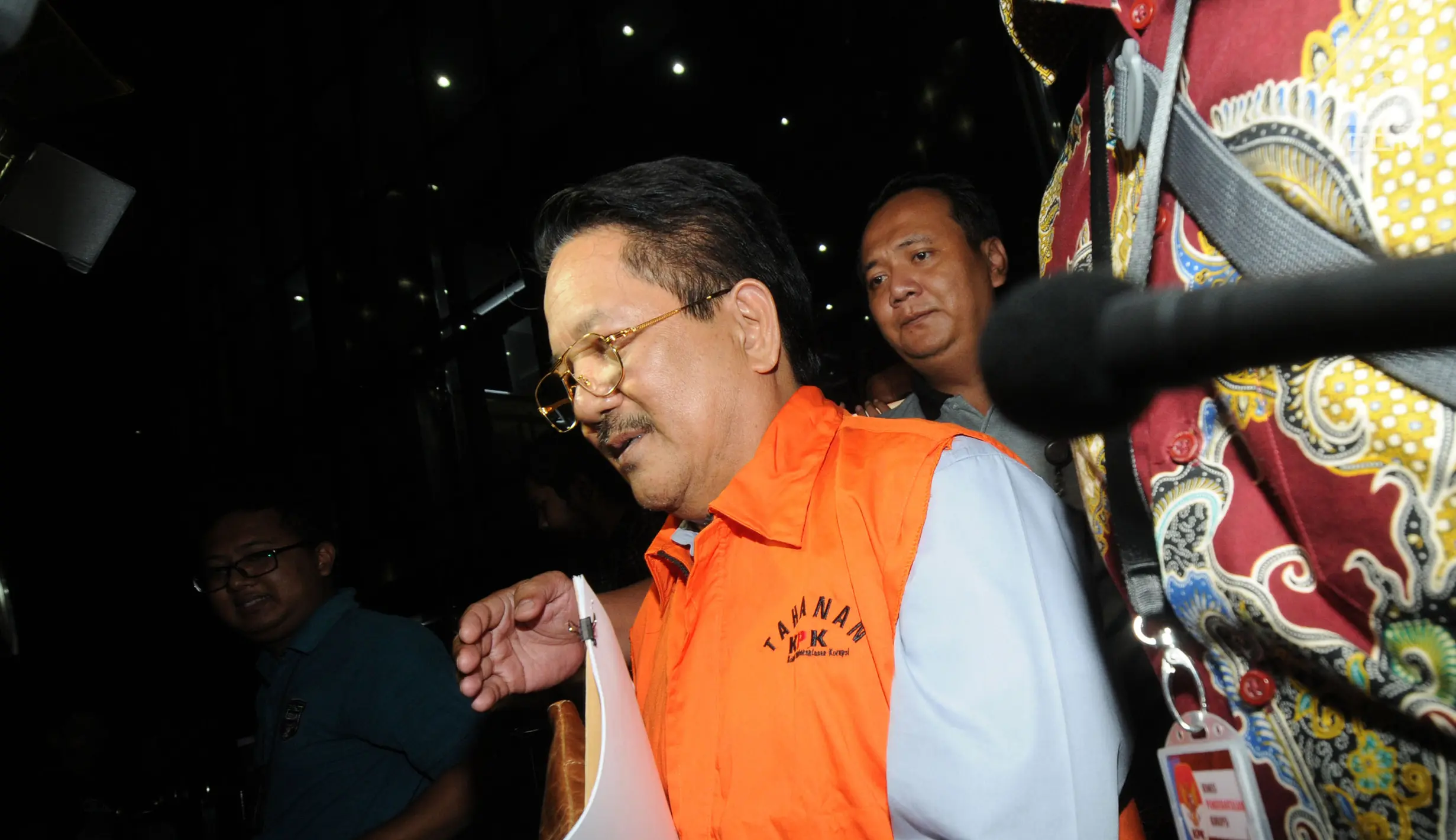 FOTO: Terjaring OTT, Sibron Azis Resmi Ditahan KPK - Foto Liputan6.com