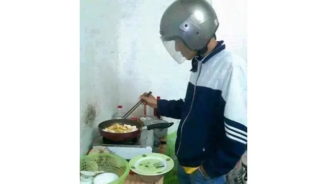Safety First, Ini 6 Aksi Kocak Bapak-Bapak saat Masak Pakai Helm - Hot ...