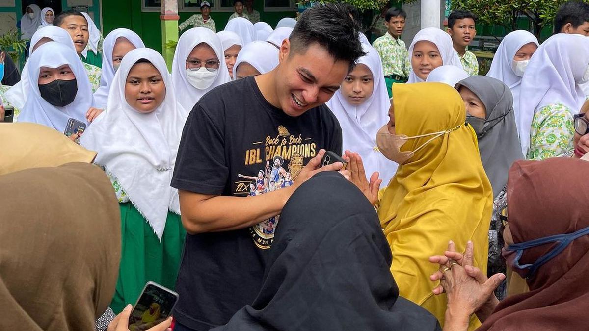 Baim Wong Lunasi Setengah Tunggakan Bayaran Sekolah Para Siswa Sebuah SMP di Pesanggrahan, Bikin ...