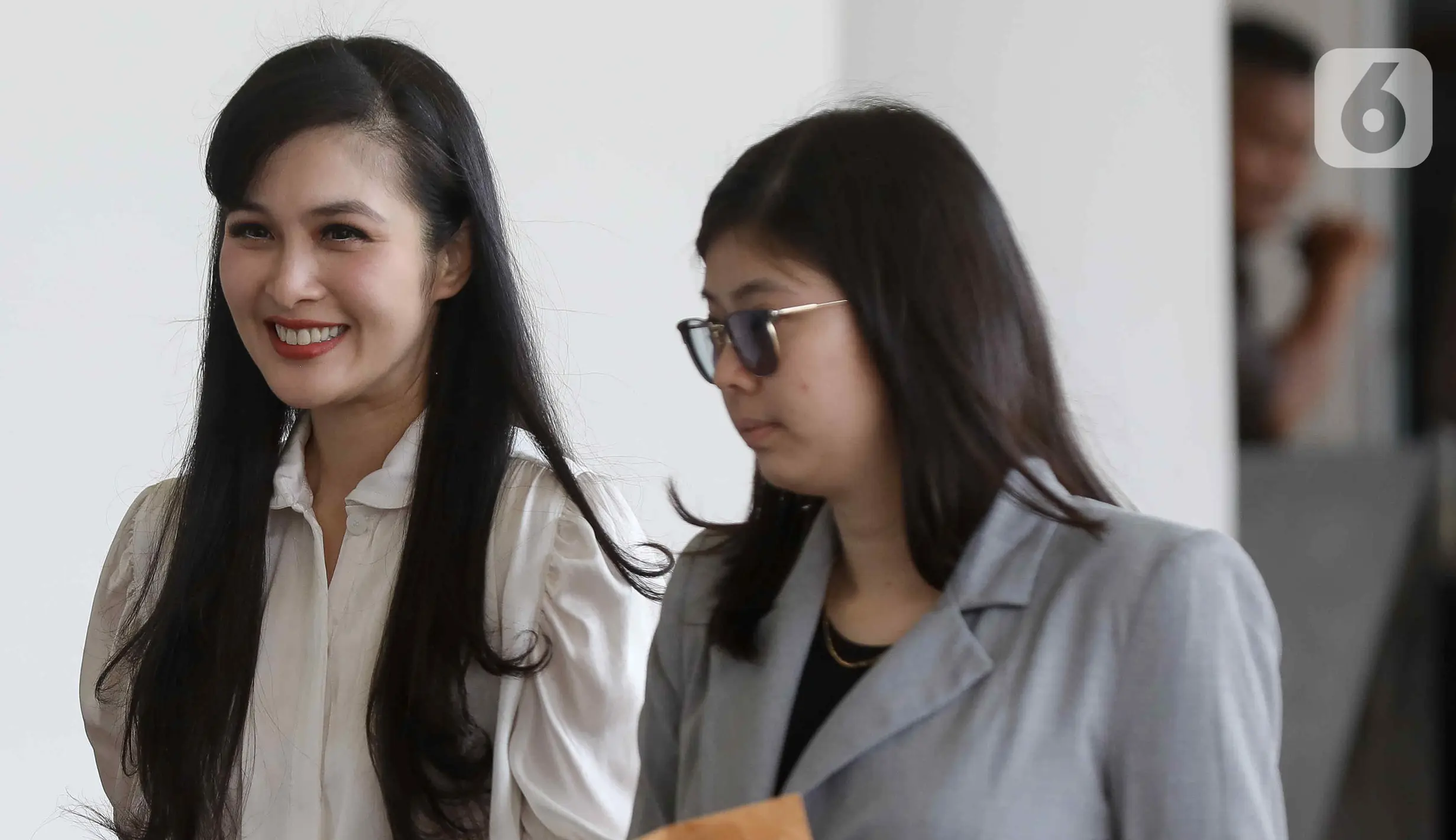 Diperiksa Sebagai Saksi, Sandra Dewi Tebar Senyum - Foto Liputan6.com