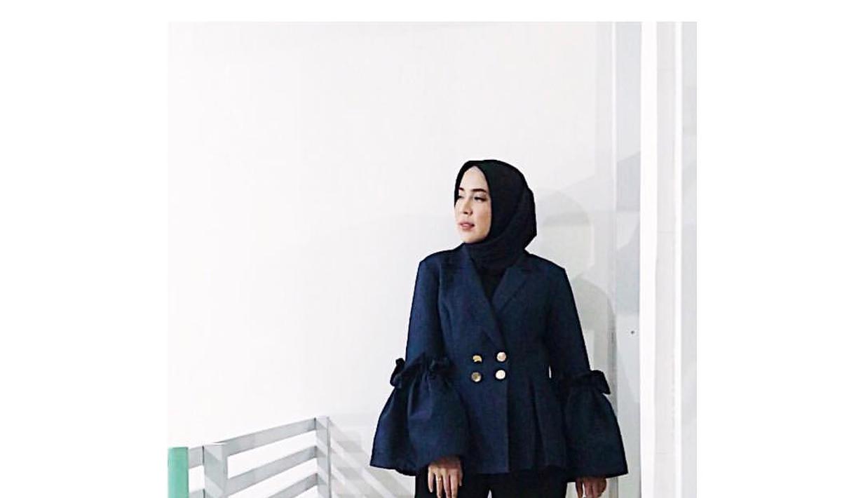 Outfit Kantor Sampai Hangout: Begini Style Hijab Kece Fitrop - Photo ...
