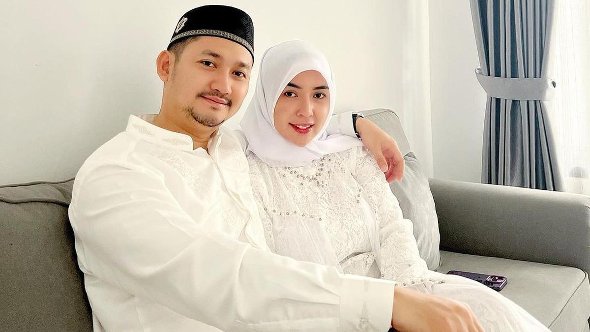 Potret Angga Wijaya Rayakan Idul Adha Bersama Istri Baru, Penuh ...