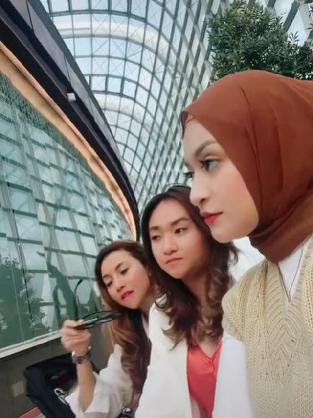 6 Potret Nathalie Holscher dan Kedua Adiknya, Selalu Kompak - Hot Liputan6.com