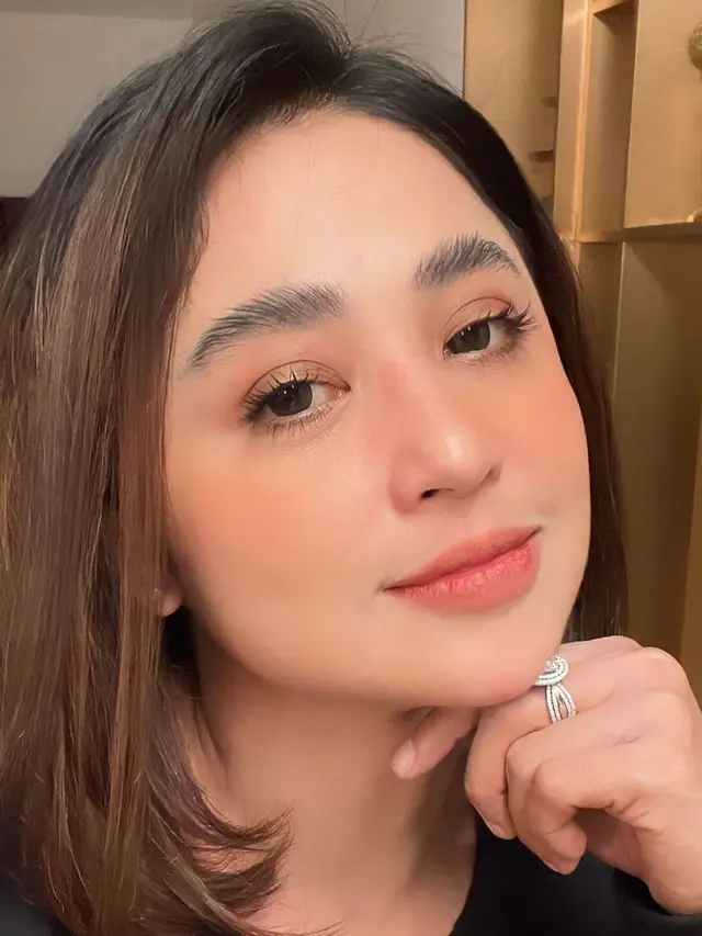 Dewi Perssik Dilamar Pilot, Tunjukkan Cincin yang Melingkar di Jarinya - ShowBiz Liputan6.com