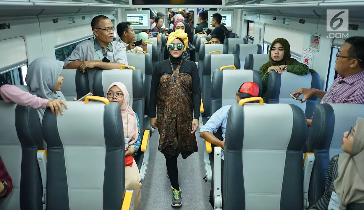 FOTO: Sambut Ramadan, Kereta Bandara Dihiasi Peragaan Busana Muslim ...