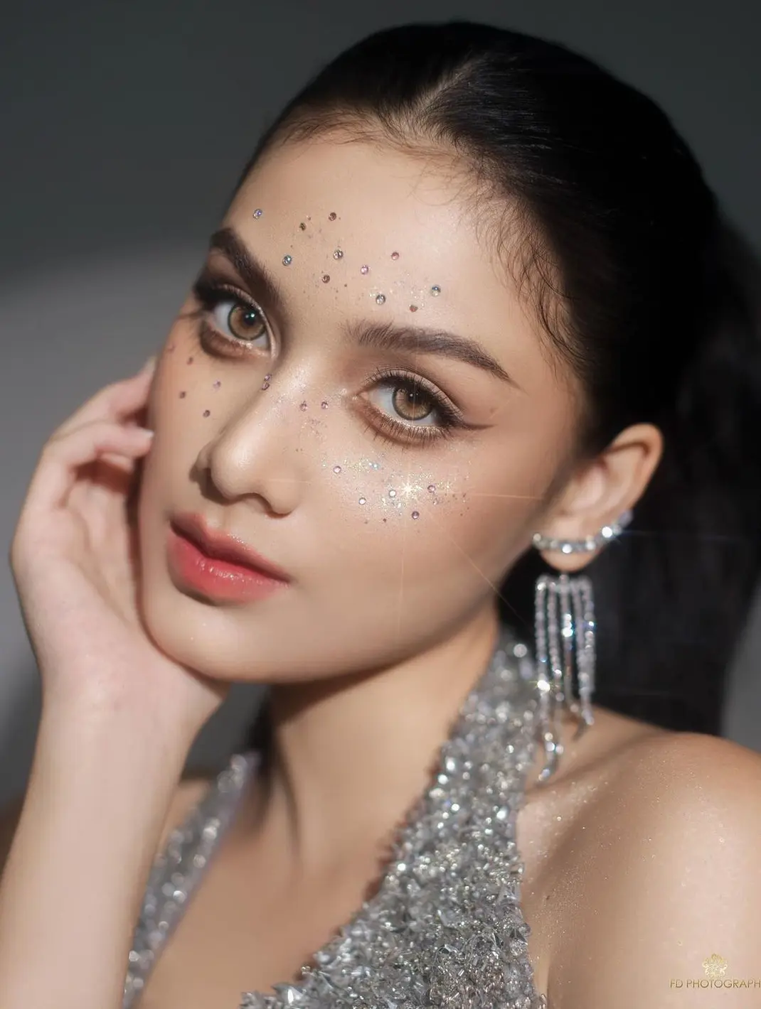Pemotretan Terbaru Callista Arum Pakai Gaun Silver Backless, Dipuji ...