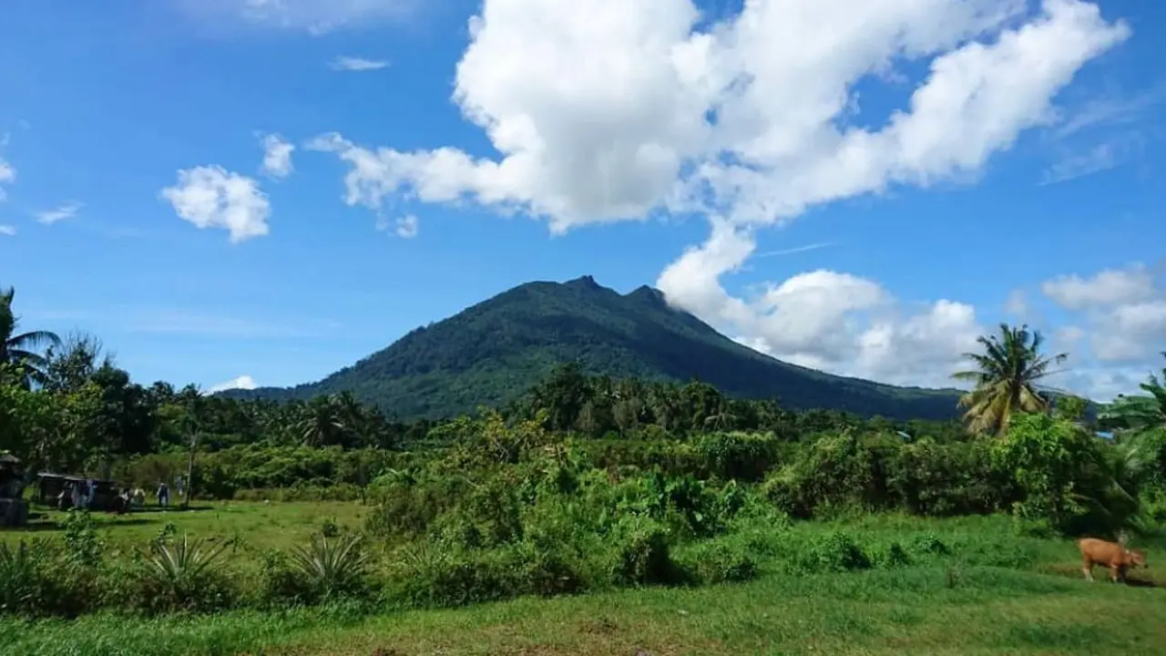 6 Fakta Menarik Gunung Ranai di Natuna yang Memiliki 3 Puncak ...