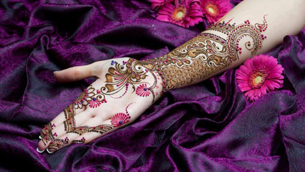 Henna Tema Bunga Mawar Untuk Nikahan yang Cantik Banget - Photo Fimela.com