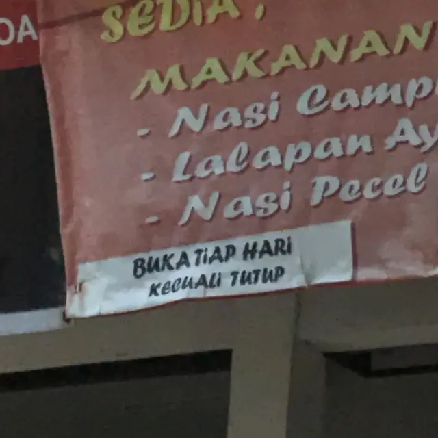 6 Spanduk Nyeleneh Jualan Nasi Pecel Ini Bikin Pembeli Geleng Kepala - Hot Liputan6.com