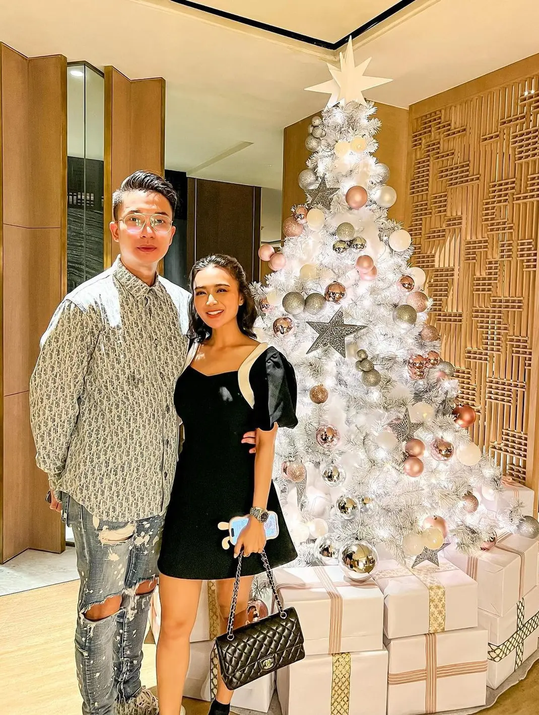 Dilamar di Depan Menara Eiffel, 8 Gaya Kencan Serasi Wika Salim dan Max ...