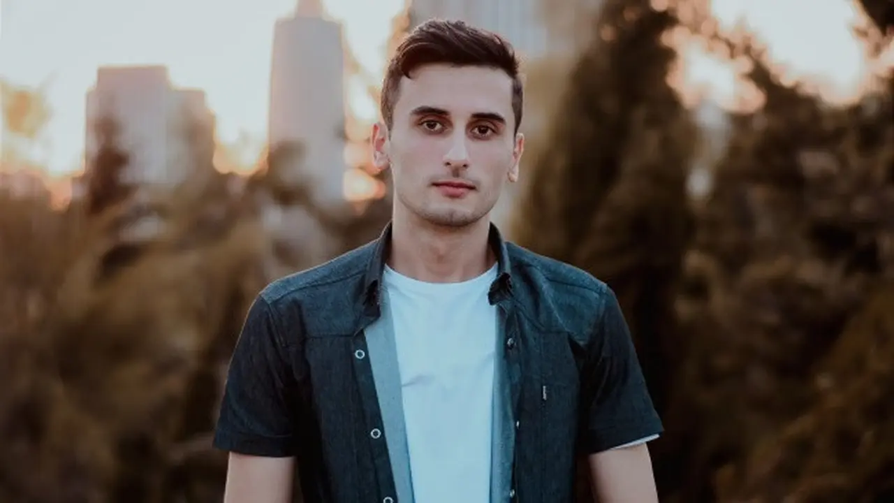 9 Model Potongan Rambut Pria Lurus Tipis, Stylish dan Bikin Tampil Beda ...