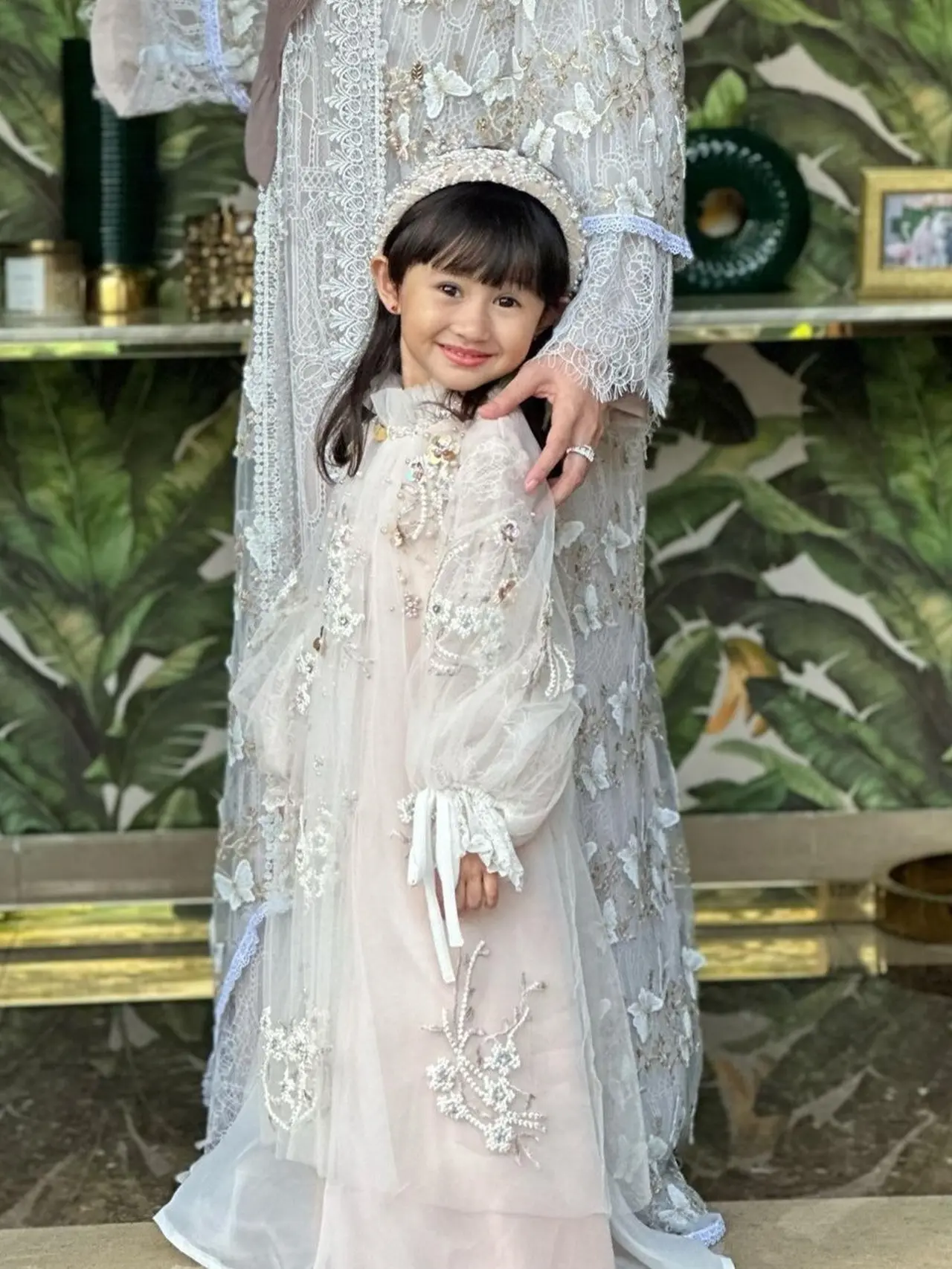 10 Potret Khalisa Anak Kartika Putri saat Lebaran, Cantik Bak Princess ...