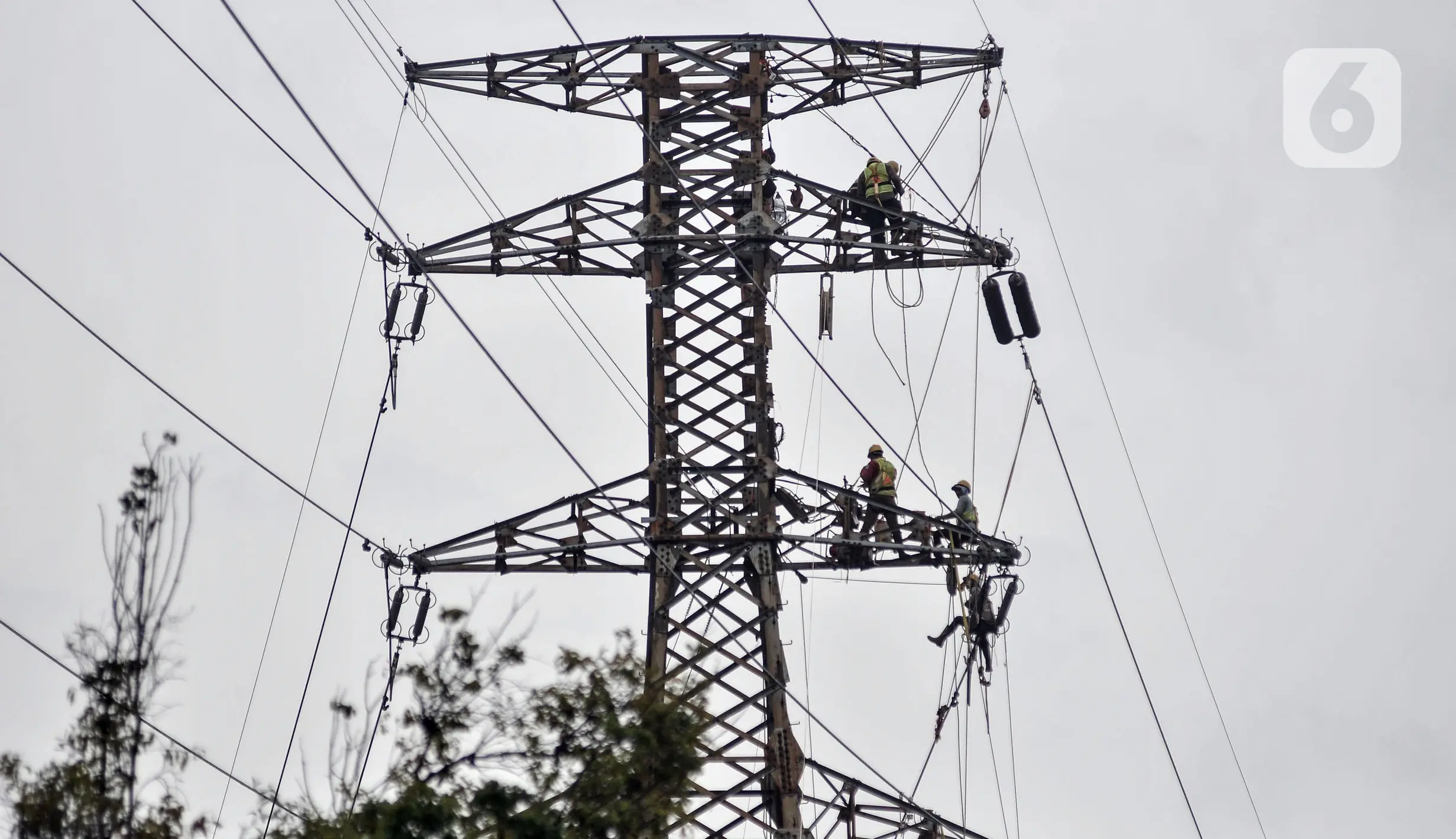 Perbaikan Rutin Jaga Stabilitas Sistem Kelistrikan Menara SUTET - Foto ...