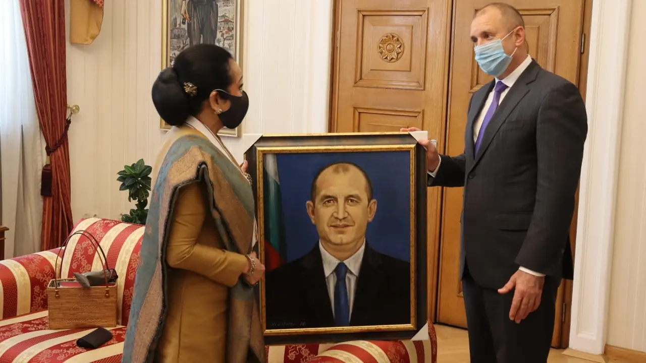 Profil Sri Astari Rasjid, Diplomat dan Seniman yang Tuai Perhatian ...