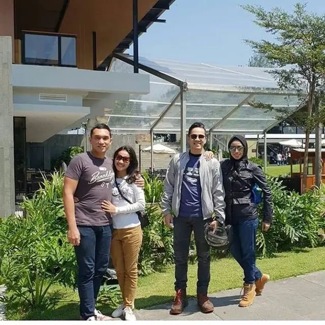 6 Momen Kebersamaan Giovanni Tobing dan Istri, Selalu Harmonis - Hot ...