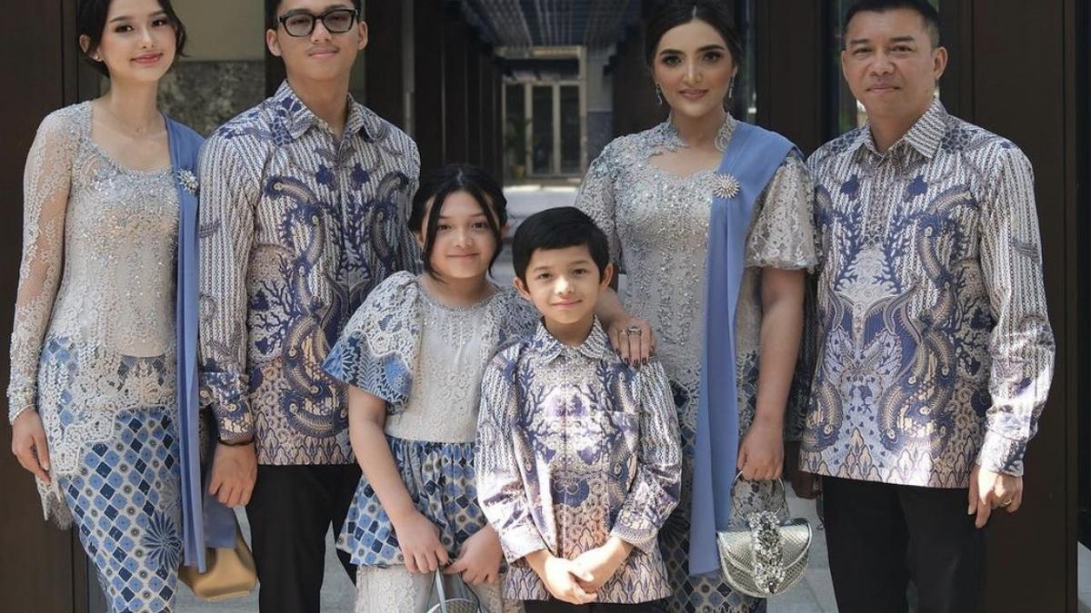 6 Gaya Menggemaskan Arsy Hermansyah dalam Balutan Ragam Gaun Formal ...