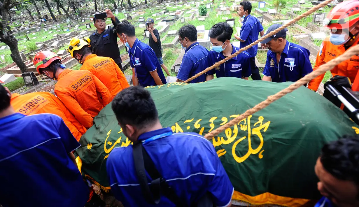 Prosesi Pemakaman Fajri, Pria Obesitas Berbobot 300 Kilogram di TPU ...