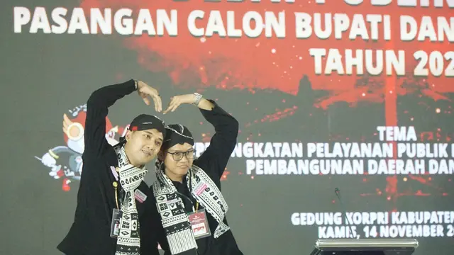 Debat Kedua Pilbup Tegal, Bima-Mujab Kenakan Aksesoris Milik Ki Enthus ...