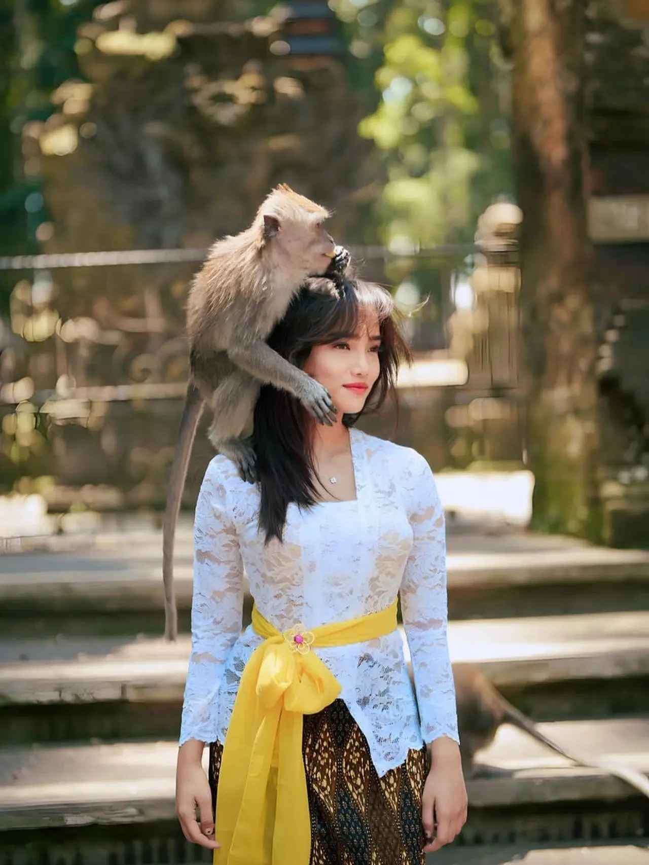 7 Potret Fuji Utami Bareng Bestie di Bali, Tampil Cantik dengan Kebaya ...