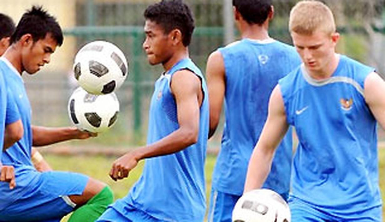 Para calon pesepakbola Timnas U-23 melakukan pemanasan sebelum ...