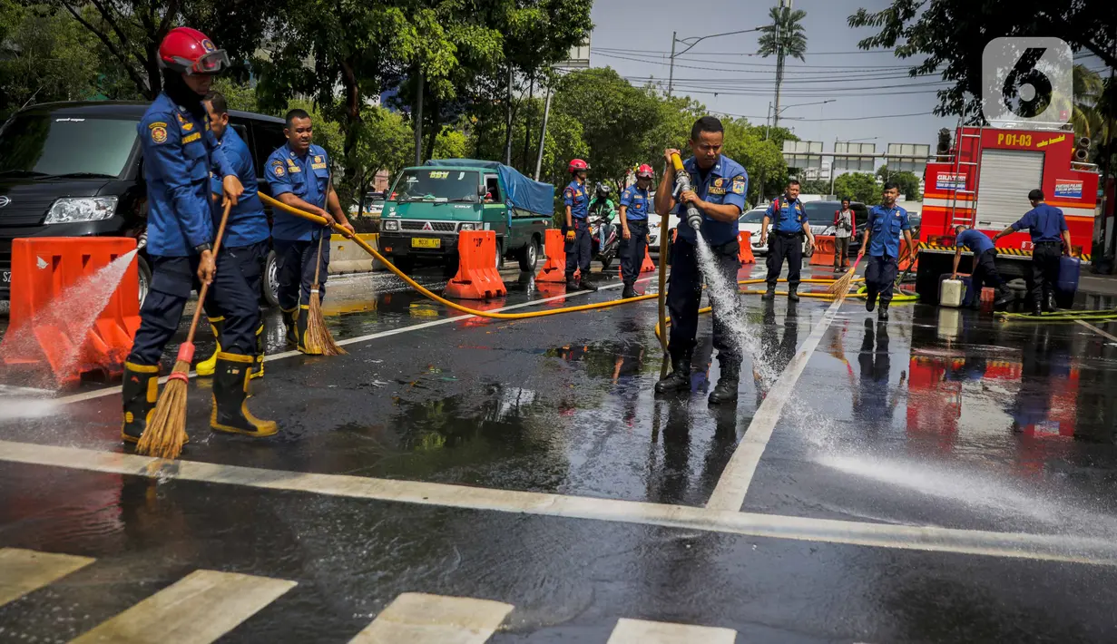 FOTO: Aksi Damkar Bersihkan Tumpah Oli di Jalan Veteran Jakarta - Foto Liputan6.com