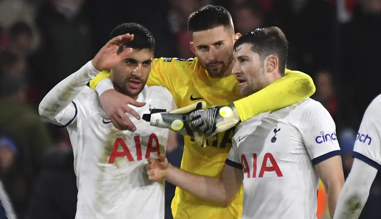 Foto: Aksi Gemilang Guglielmo Vicario saat Tottenham Mengalahkan Nottingham Forest - Inggris ...