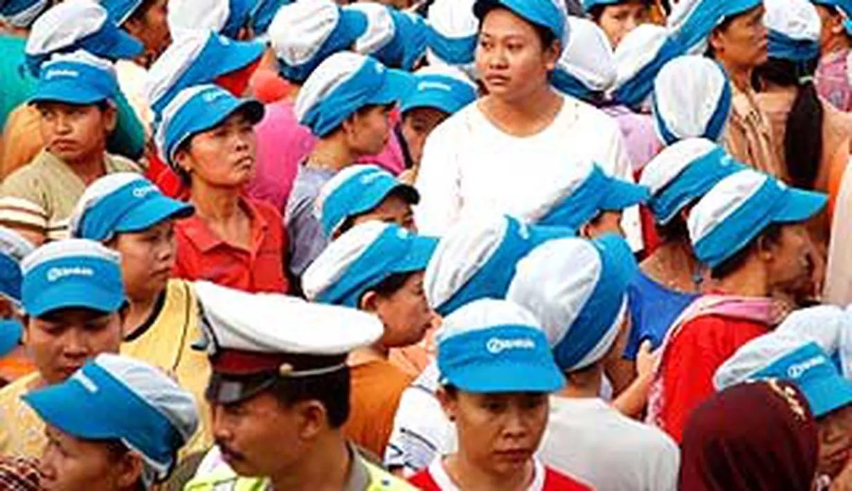 Sejumlah pekerja tenaga giling rokok PT Djarum Kudus berkumpul ...