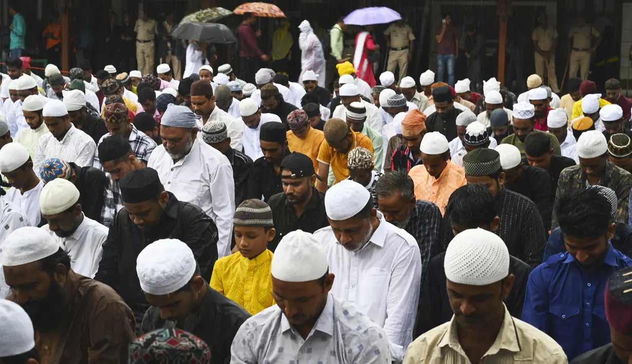 Ketika Umat Muslim India Sholat Idul Adha 2023 di Bawah Guyuran Hujan ...