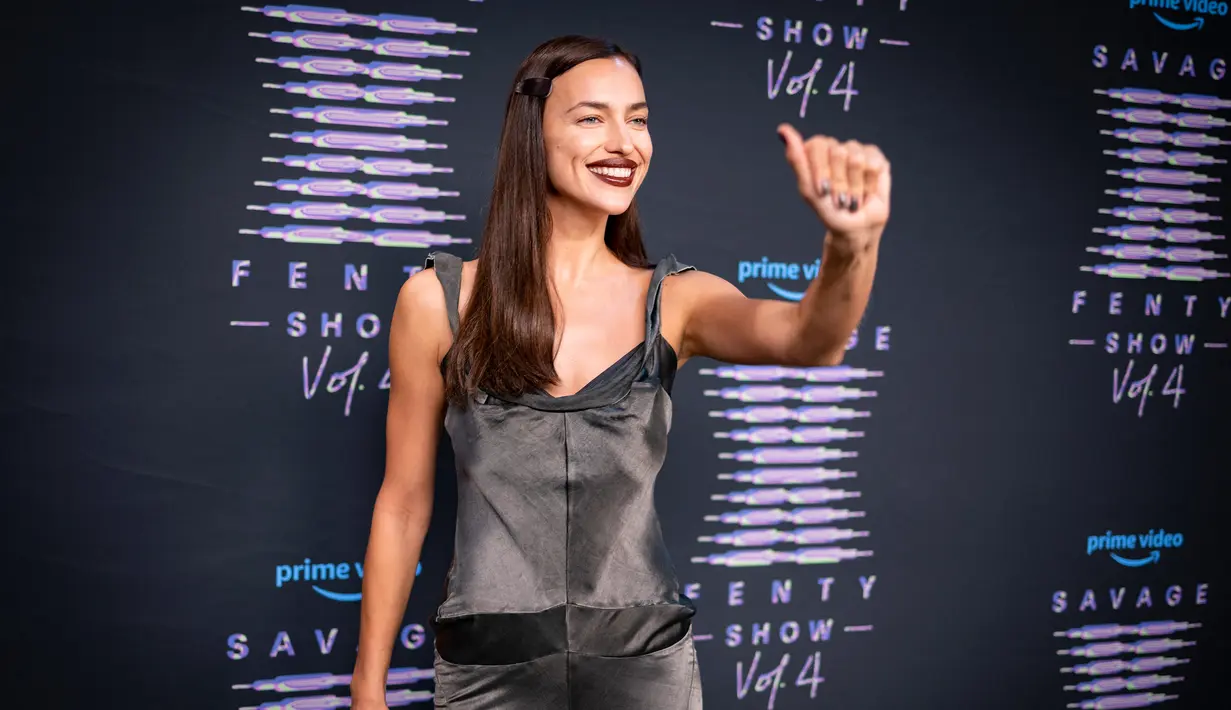 Gaya Model Rusia Irina Shayk Pakai Gaun Bolong-Bolong di Show Savage x ...