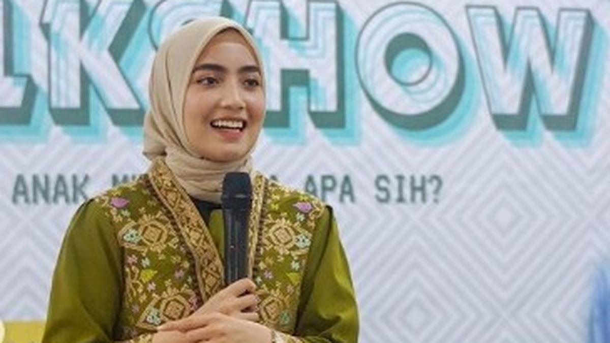 Mengenal Jubir Termuda Timnas AMIN Ais Shafiyah, Lulus Master Cardiff University Inggris di Usia ...