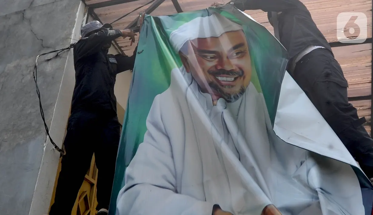 FOTO: Petugas Gabungan Turunkan Baliho Habib Rizieq di Bogor - Foto ...