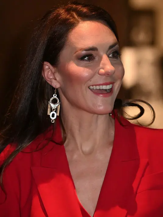 Penampilan Kate Middleton Berbalut Setelan Formal Serba Merah ...
