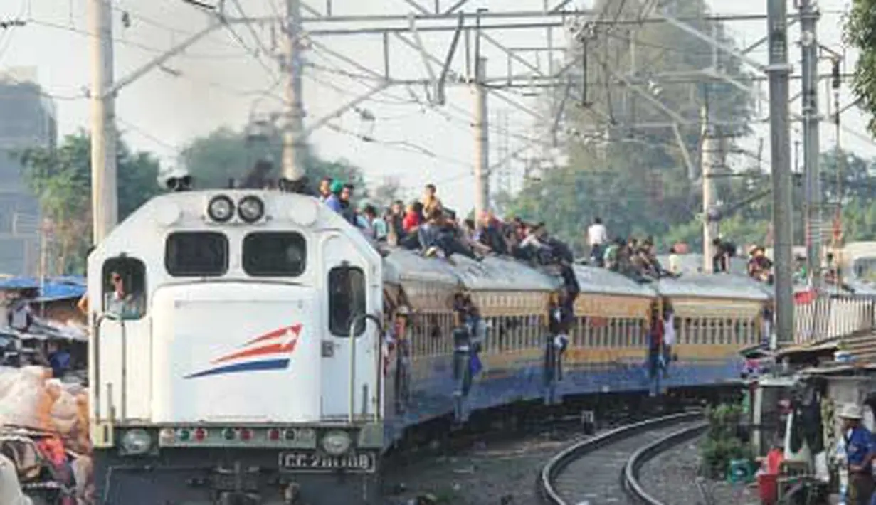 Penumpang memenuhi atap Kereta api jurusan Tanah Abang-Rangkas Bitung ...