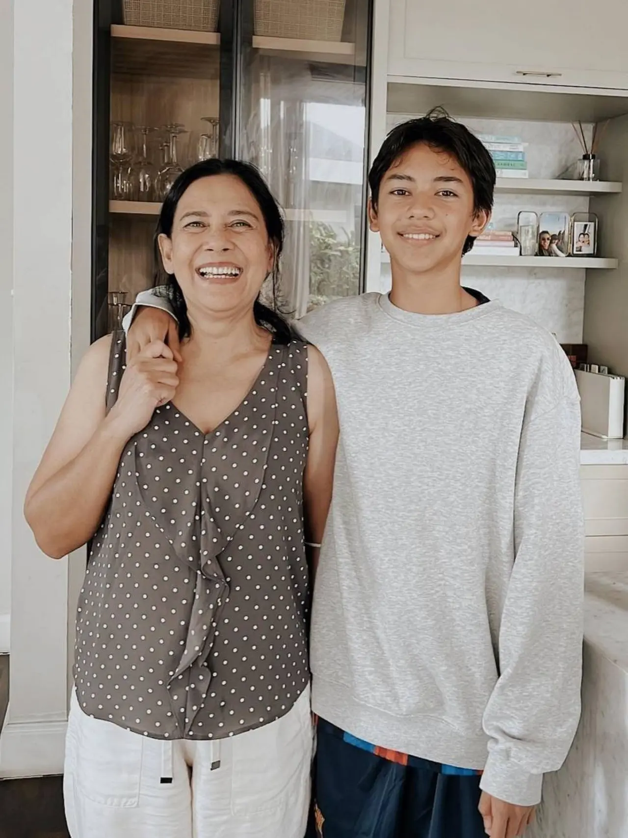 8 Potret Jason Deandra White, Putra Sulung Nana Mirdad yang Dinilai Mirip Adipati Dolken ...