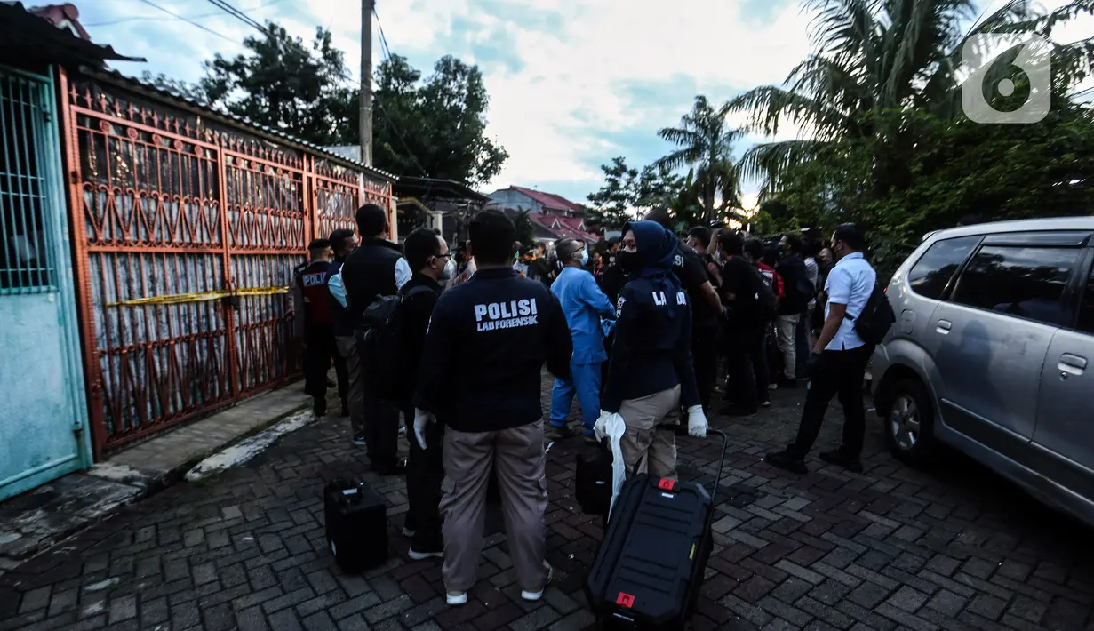 Polisi Olah TKP Kasus Satu Keluarga Meninggal di Kalideres - Foto Liputan6.com