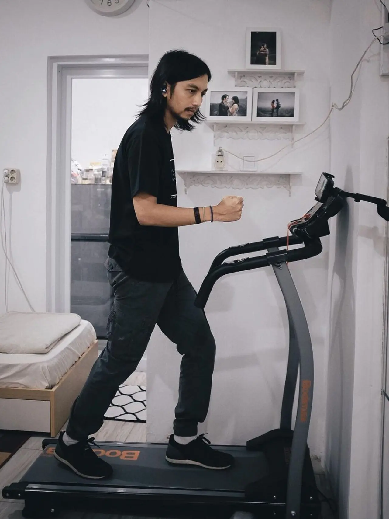 7 Potret Rumah Fiersa Besari, Elegan dan Bernuansa Musisi Banget ...