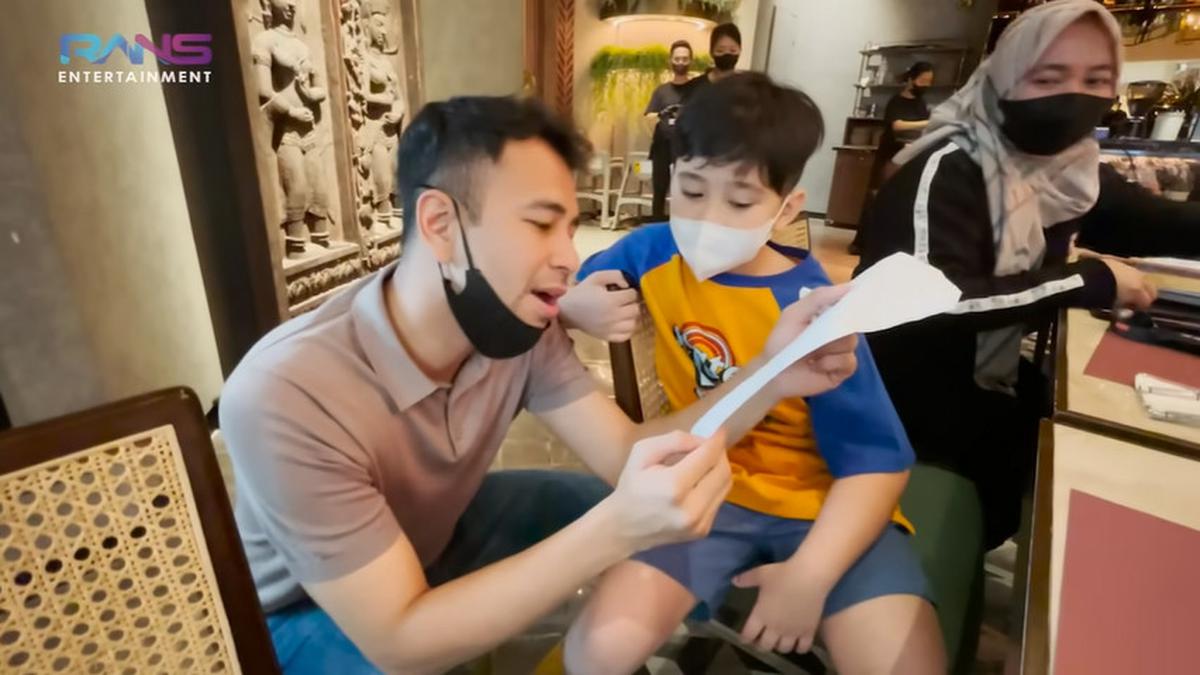 Reaksi Raffi Ahmad dan Nagita Slavina Saat Rafathar Belanja Mainan Hingga Rp 48 Juta ...