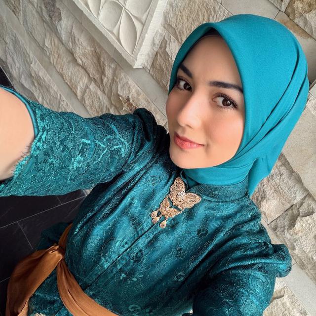 Model Atasan Brokat Hijab dan Rok Songket ala Citra Kirana, Gaya Simpel ...