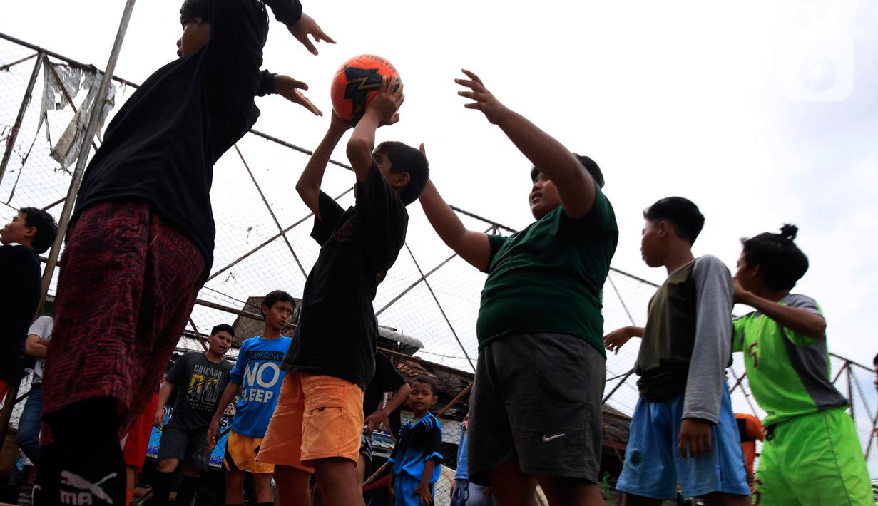 FOTO: Keceriaan Anak-Anak Berlatih Sepak Bola di Pinggiran Kanal Banjir ...