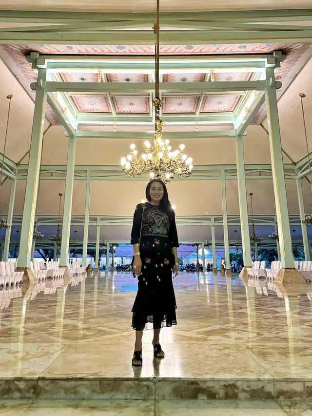 6 Potret Dewi Lestari di Puro Mangkunegaran Tampil Kasual hingga ...