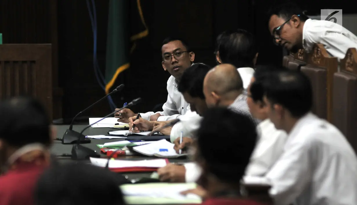 FOTO: Massa Bermasker Kawal Sidang Polusi Udara Jakarta - Foto Liputan6.com