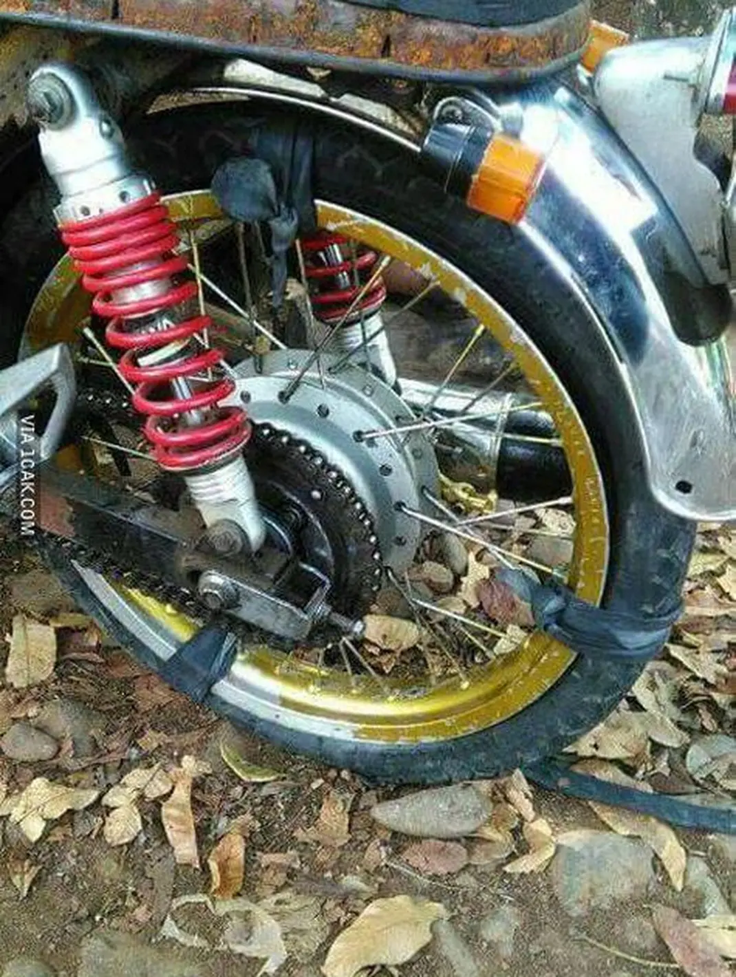 10 Modifikasi Roda Motor Ini Absurdnya Bikin Gagal Paham - Photo Otosia.com