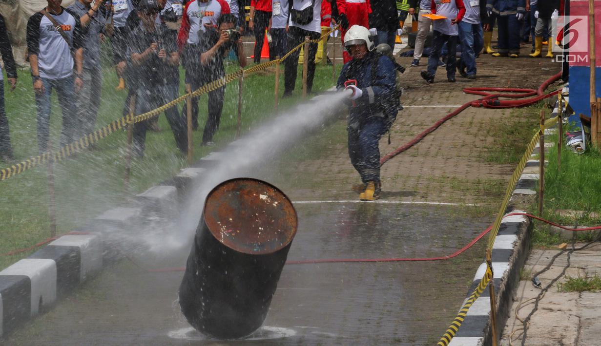 FOTO: Berlomba Menaklukkan Kobaran Api - Foto Liputan6.com