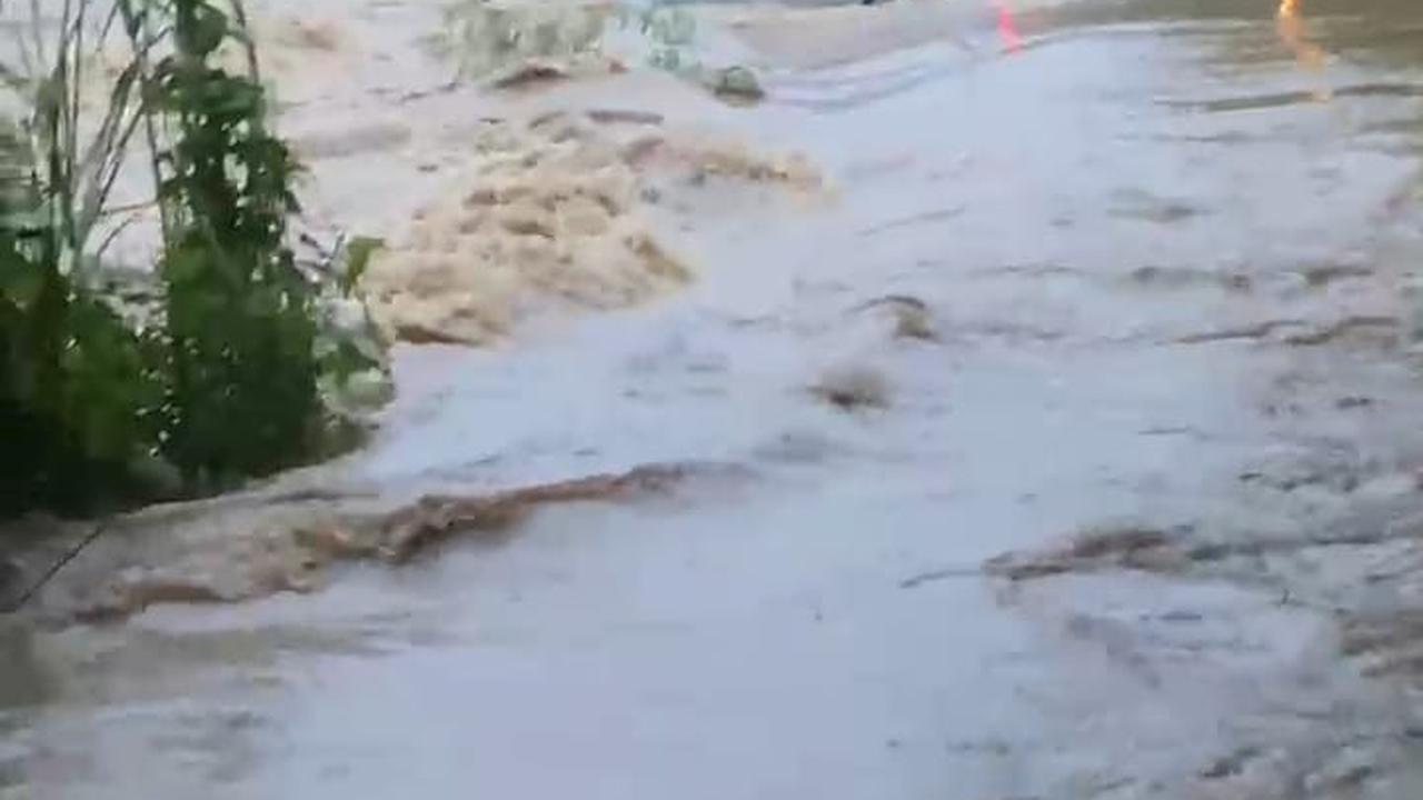Nekat Terobos Banjir, Mobil Terseret Arus hingga Tenggelam di Situ ...