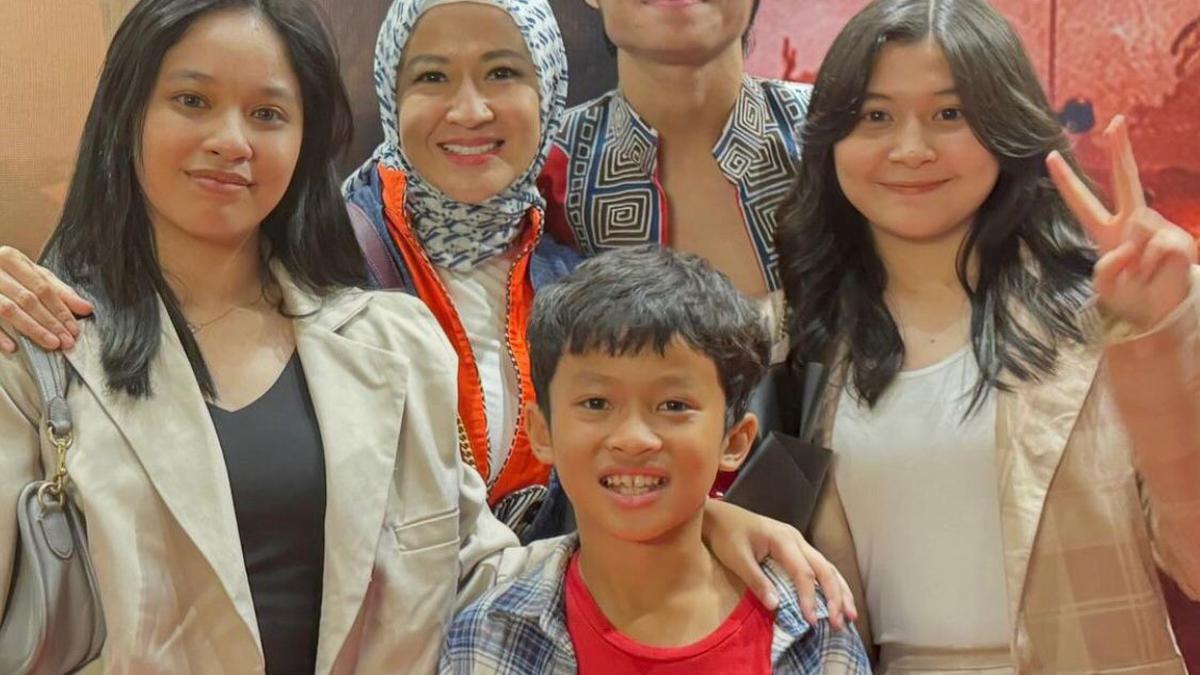 Potret Okie Agustina Menemani Kiesha Alvaro di Gala Premiere Film Siksa ...