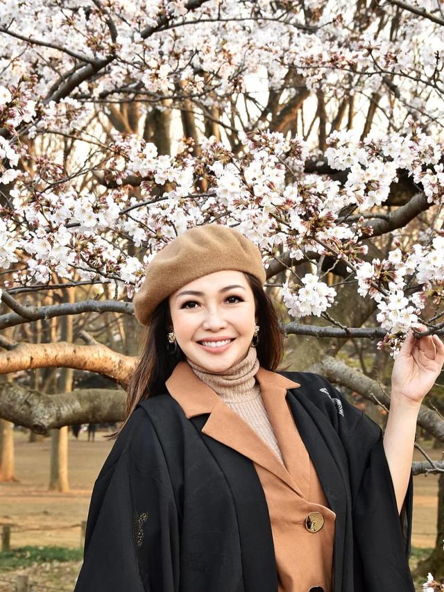 7 Gaya Chef Rinrin Marinka Pakai Topi, Tampil Awet Muda di Usia 42 ...