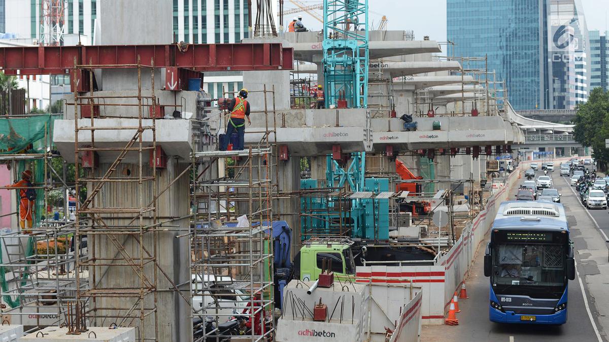 FOTO: Memantau Progres Pembangunan LRT Jabodebek - Foto Liputan6.com