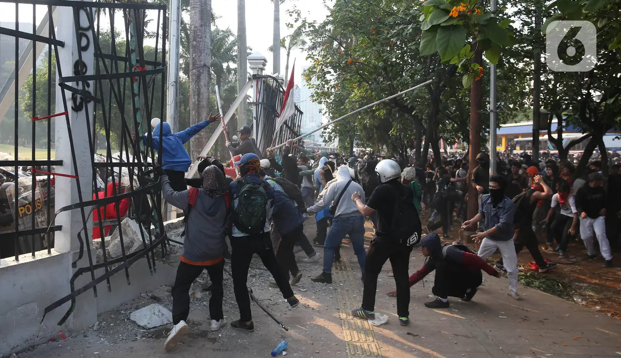 Jebol Pagar DPR RI, Unjuk Rasa Tolak Revisi UU Pilkada Berujung Ricuh - Foto Liputan6.com
