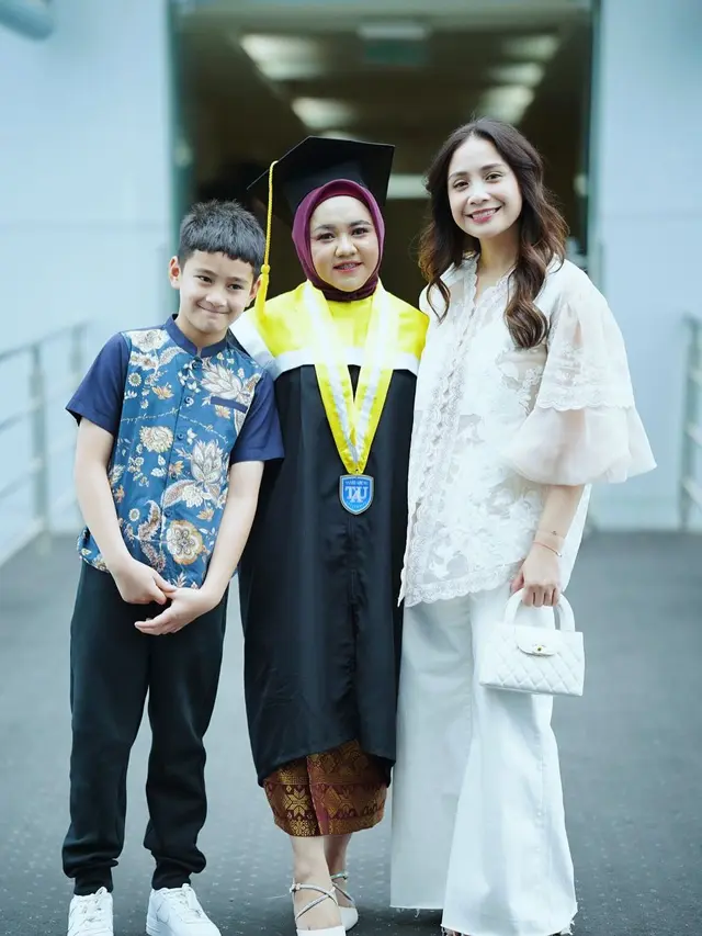 7 Potret Wisuda S1 Mbak Lala Pengasuh Rafathar, Disebut Bakal Naik Gaji - Hot Liputan6.com